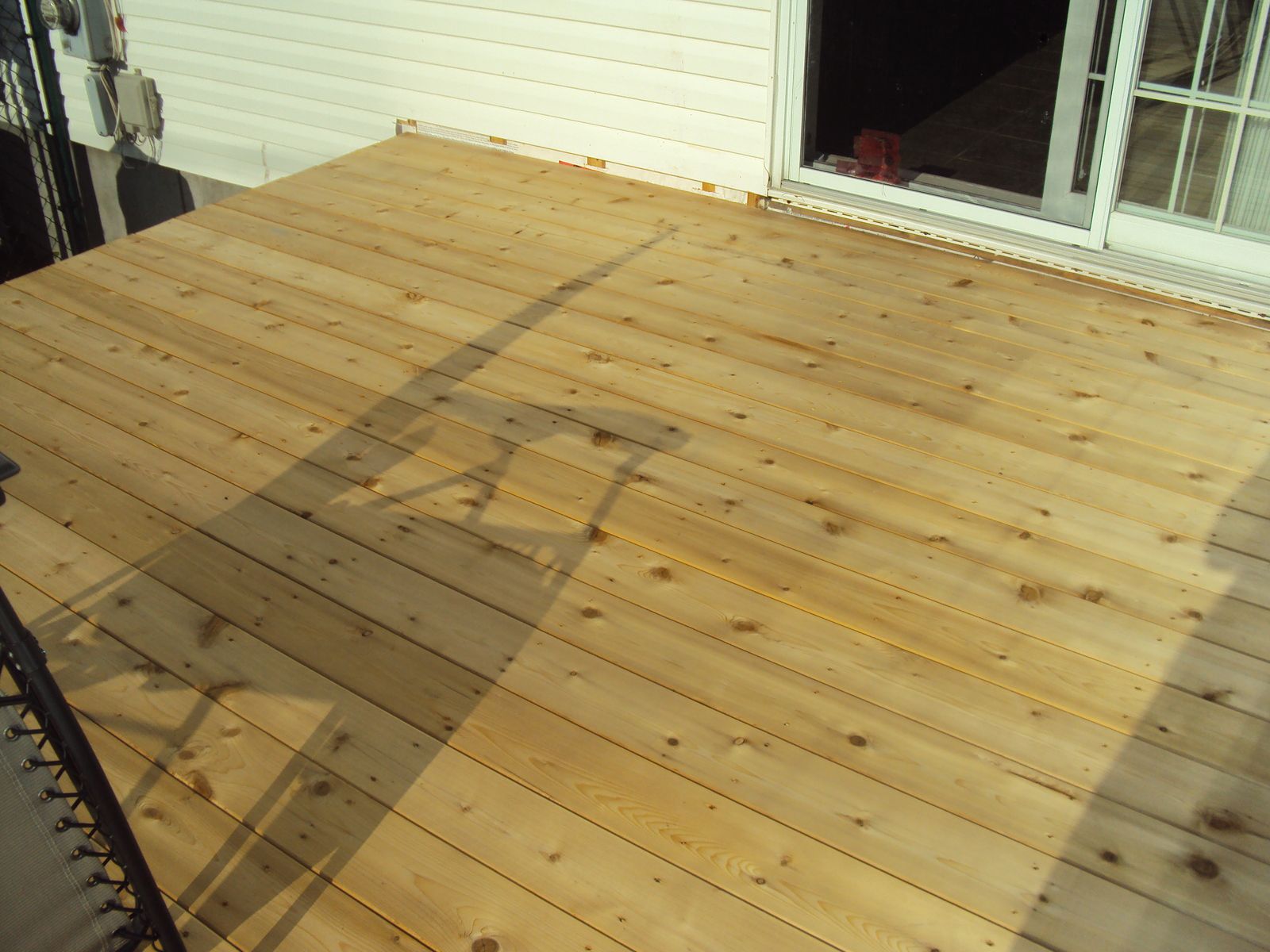 Teindre une nouvelle terrasse en cèdre - Ardec - Produits pour bois